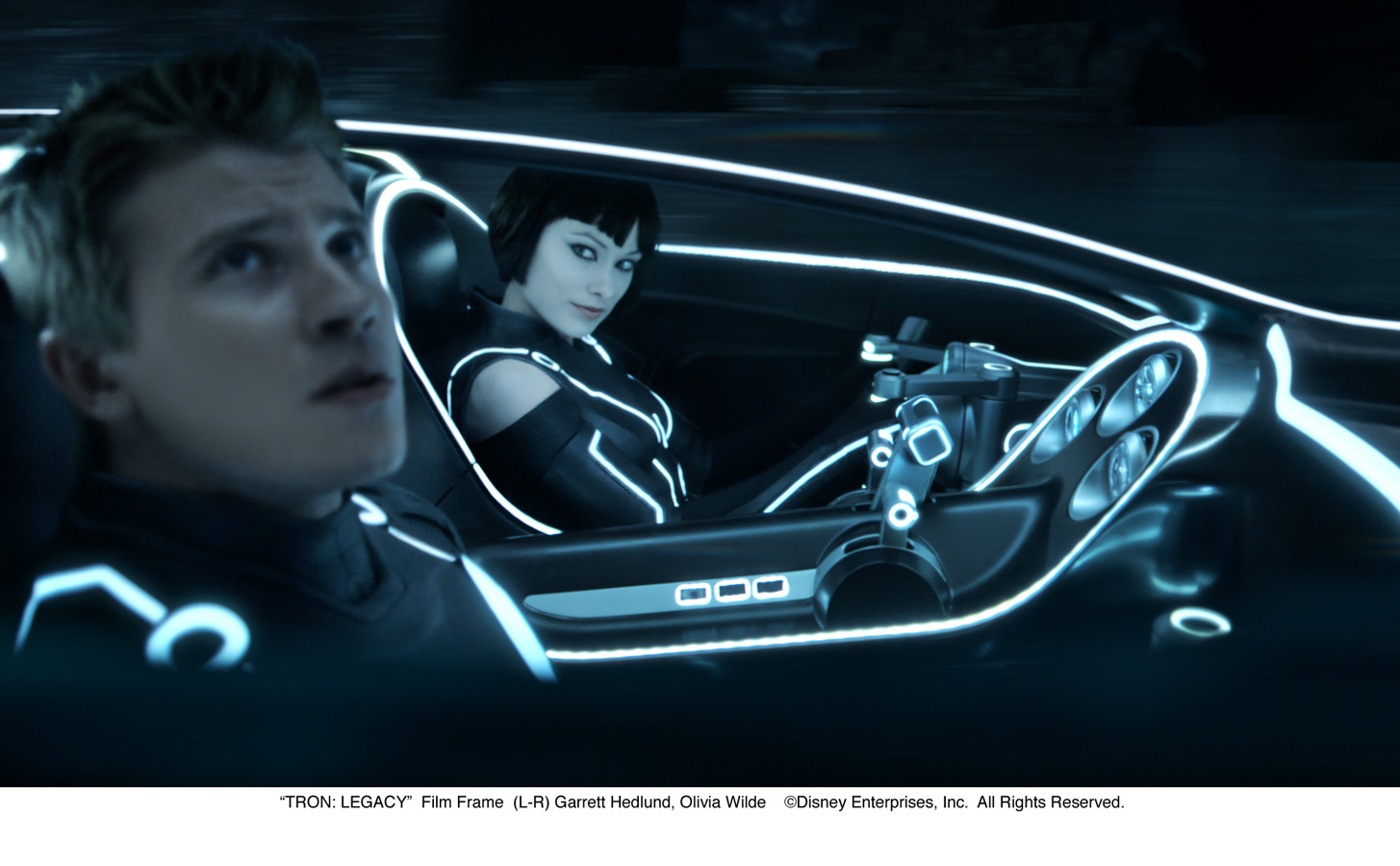 Beginning of a Digital Epic Saga: TRON: Legacy Movie Review | Jori's ...