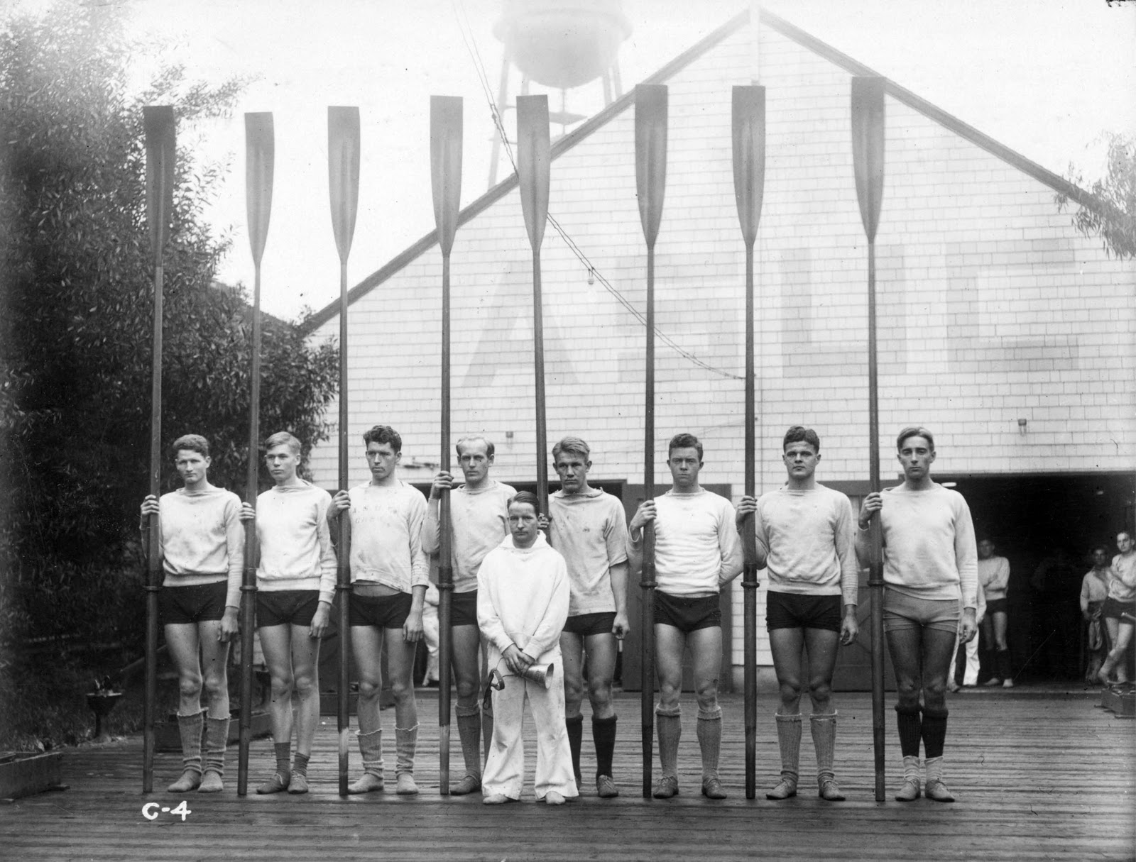 VINTAGE MEN: The Men's Crew at the University of Wisconsin (1892-1977)