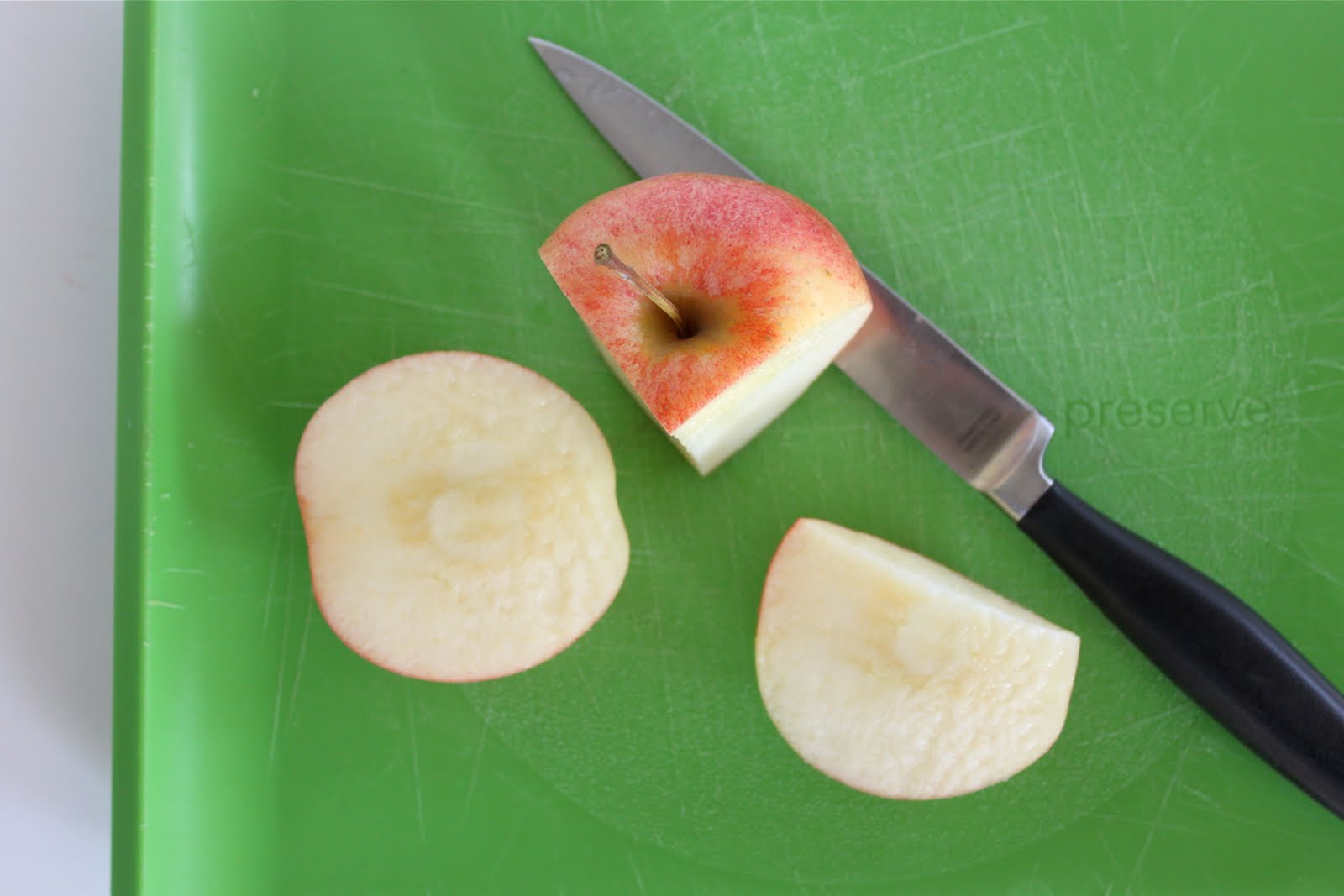 Apple Slices To-Go (The Pretty, Non-Brown Way) - Smashed Peas & Carrots