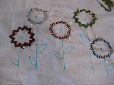 Gumbo Lily: Ric-rac flowers embroidery tutorial....