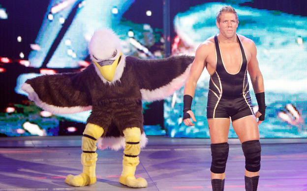 Identidad de la botarga de águila que acompaña a Jack Swagger