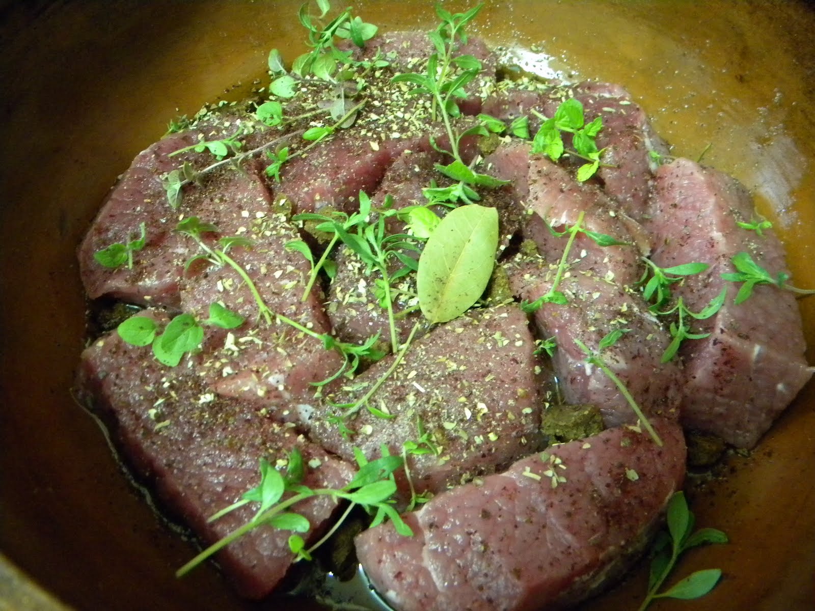 Savoare si Arome: Rasol alb de manzat cu cartofi noi in vas roman