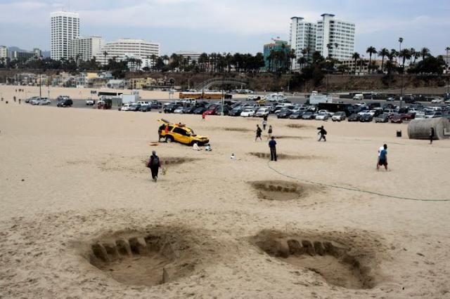 uniQuePic: Giant Footsteps On The Beach