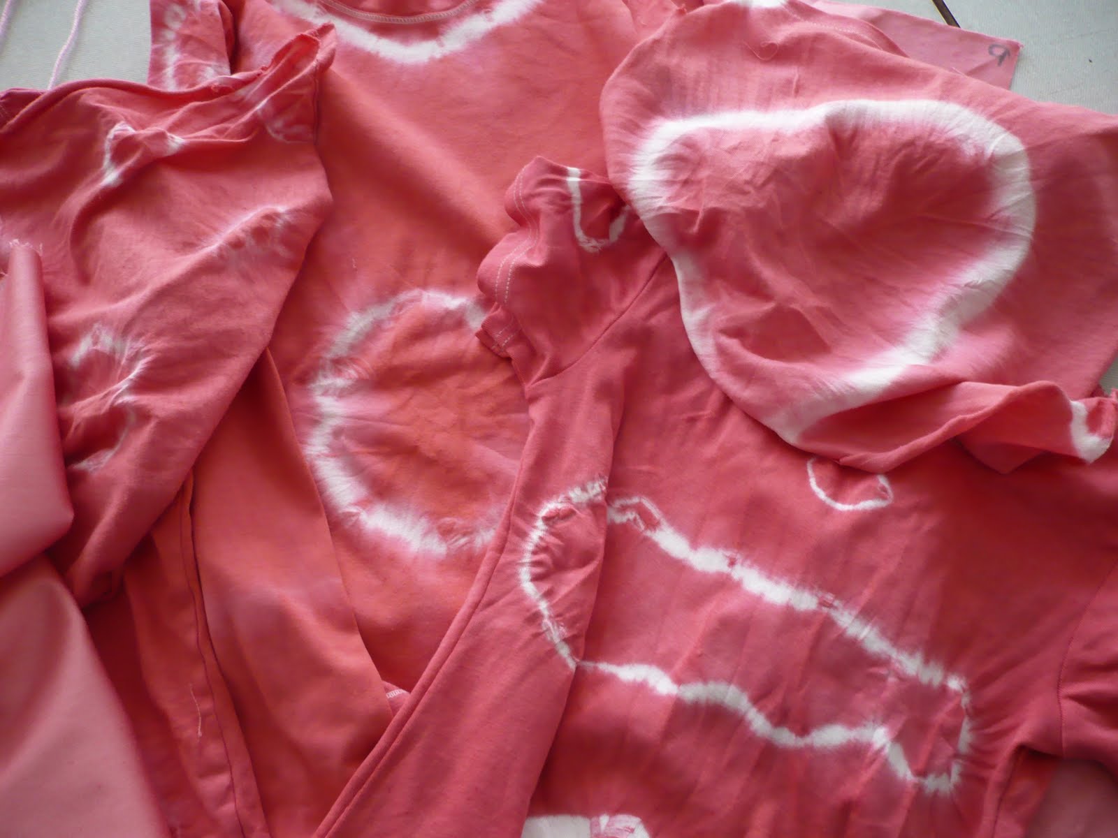 Helmi Coenders: Het afbinden en verven van stoffen.