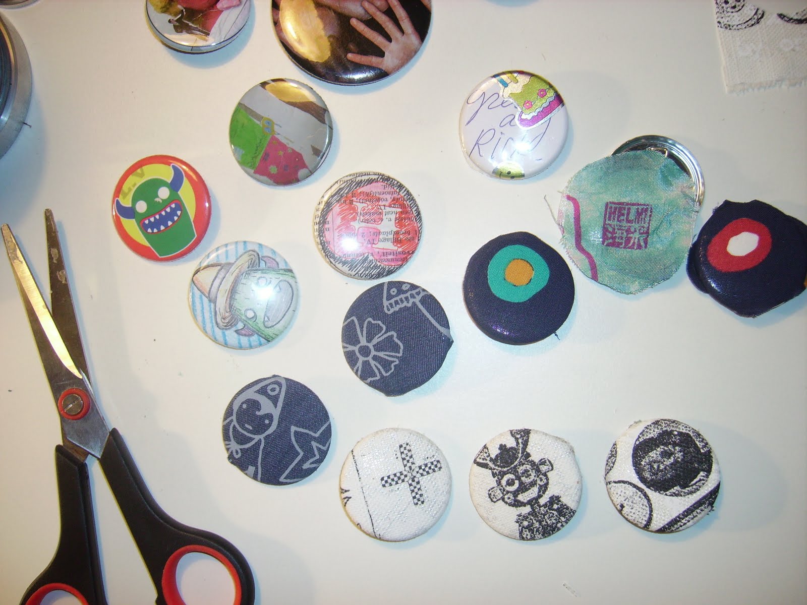 Helmi Coenders: Buttons maken tijdens de inschrijfdag van RICK.