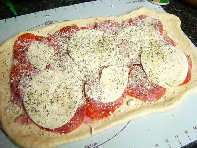 Krista's Kitchen: Super Easy (and Delicious) Stromboli