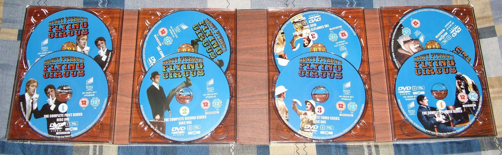 Oinotna7's dvd collection: Monty Python Flying Circus - The Complete ...