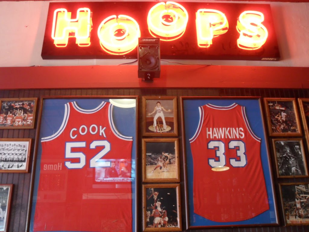 Peoria Bar Review: Hoops Pub and Pizza