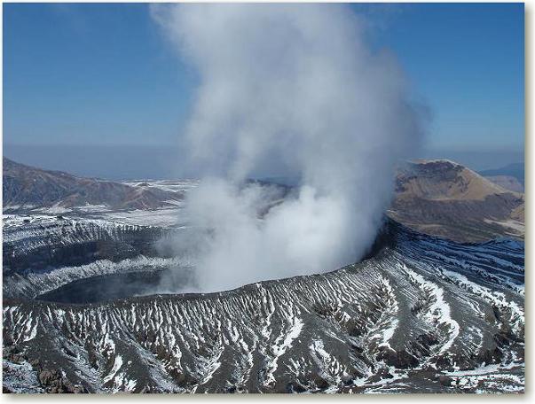 minshuku HIGOJI: Mt.Aso crater in the winter landscape.
