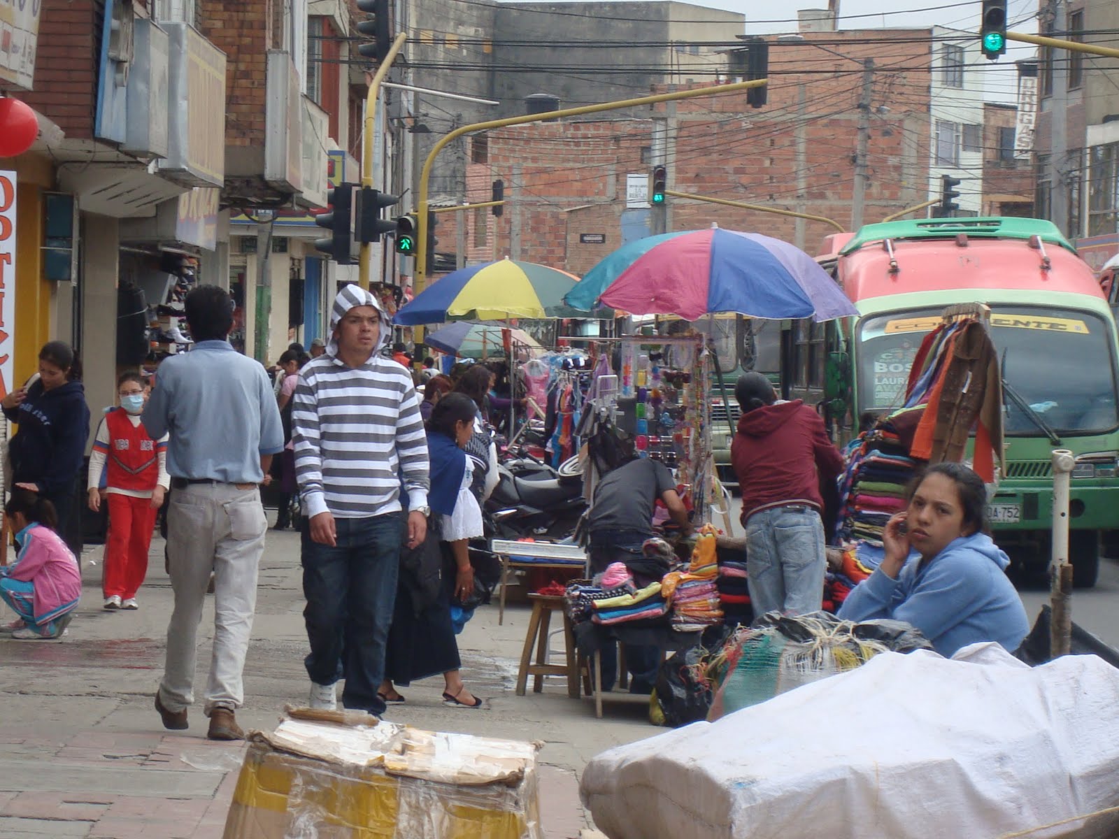 Vendedores ambulantes: Fotografías de Ventas sobre los andenes de Bosa ...