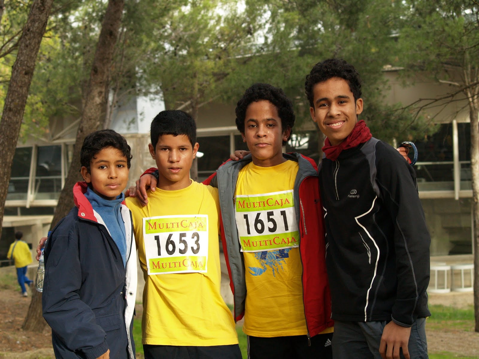 ESTUDIOS EN PAZ: LOS CHICOS PRACTICAN DEPORTE