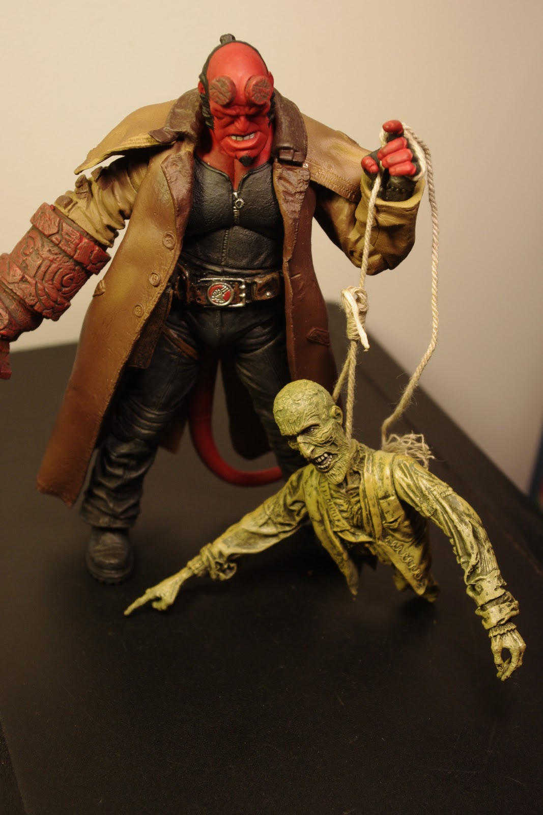 Na Boca Do Lobo: Hellboy with Corpse, action figure da Mezco