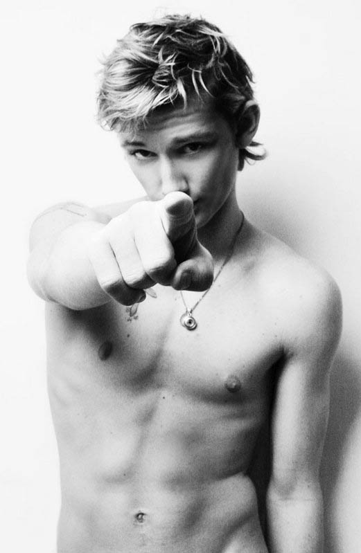 PAIN AND PERFECTION: IMAGENES DE MITCH HEWER