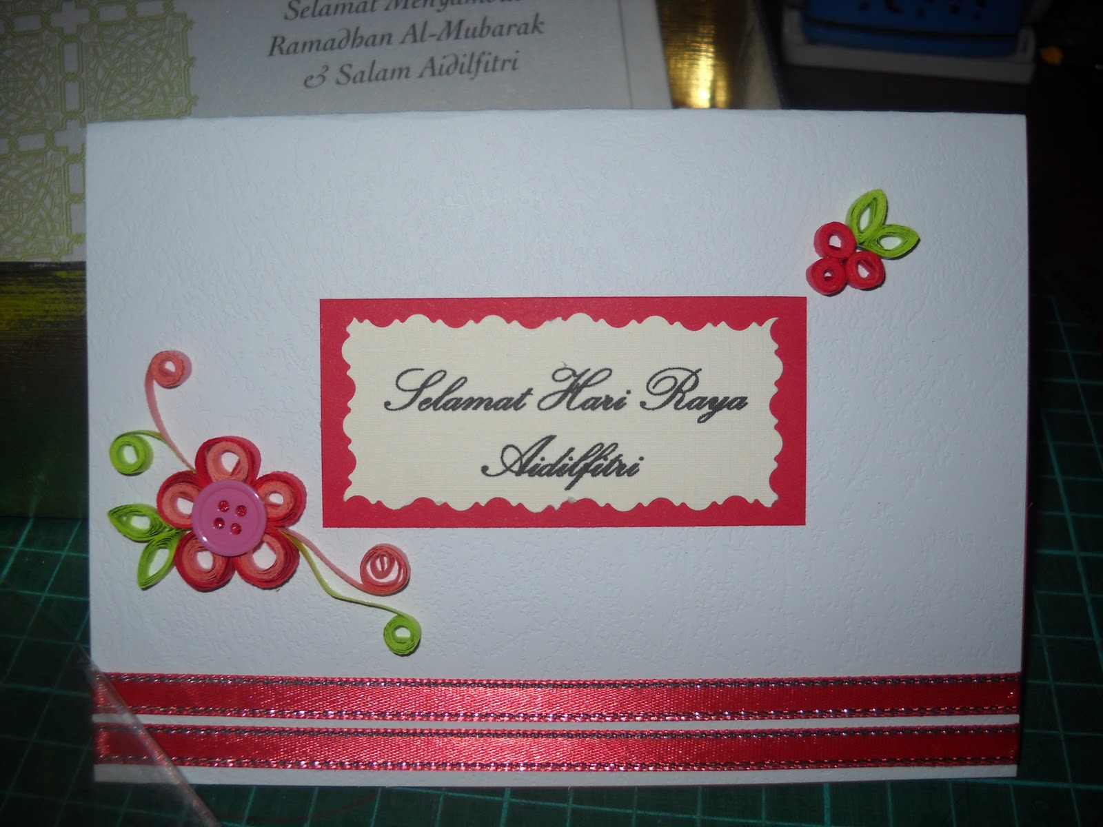 Lovelyrose: Kad Raya lagi... ada butang kat tengah2 bunga... Cunn tak???
