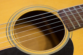 Guitar Guide for Beginners: 2 Types of Acoustic Guitar