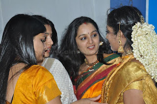 Samyuktha varma,manju warrier and geethu mohandas looking ornaments of ...