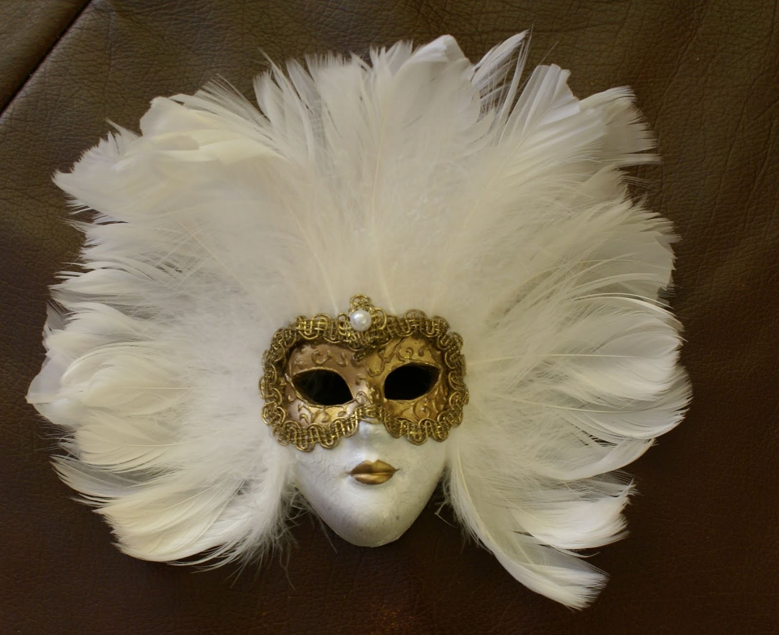 Zamaskowana: Maski weneckie: Biały kruk i Niebieski błazen