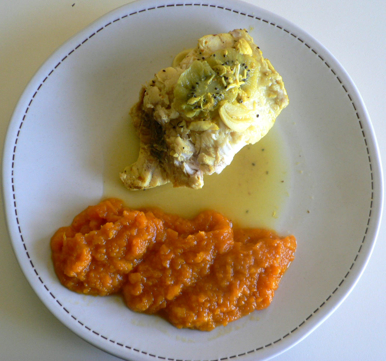 El hombre light: Salmón blanco con salsa de kiwi, jengibre y ajo.