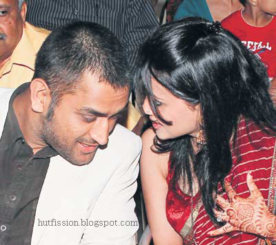 Mrs. Sakshi Dhoni Smoking [Dhoni Wife]