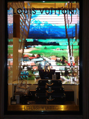 Elogio de la Sombra: ESCALERAS O ESCAPARATE?