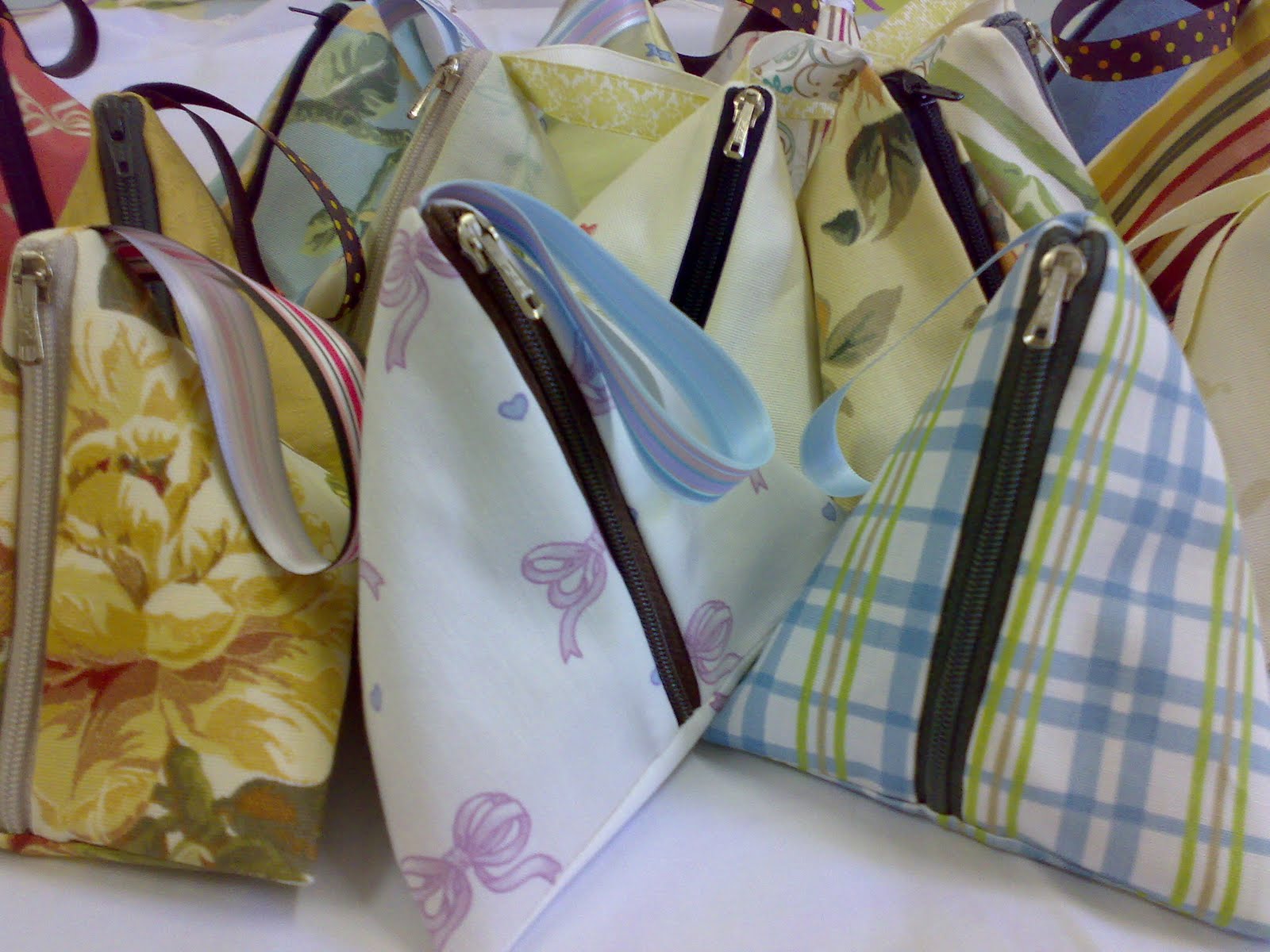 color me pretty: pyramid coin pouch