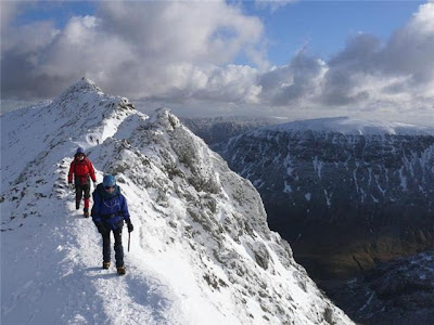 www.mountainguides.co.uk: Winter Skills on Striding Edge, Snow, Ice and ...