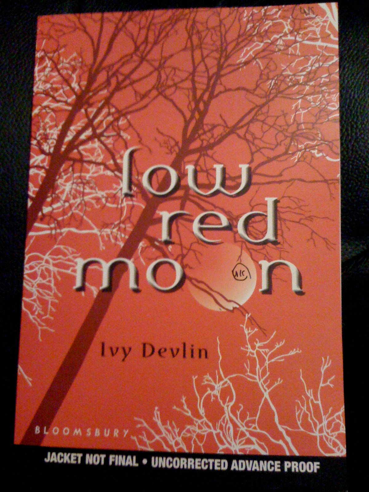 Feeling Fictional: ARC Review: Low Red Moon - Ivy Devlin