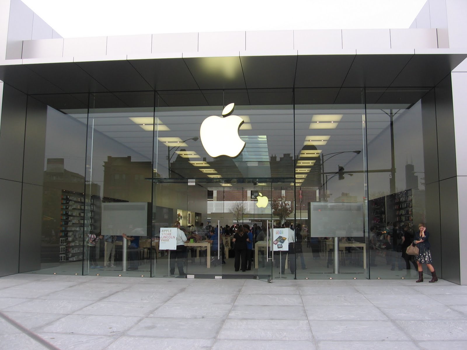 The Chicago Real Estate Local: NEW Lincoln Park Apple store bustles!