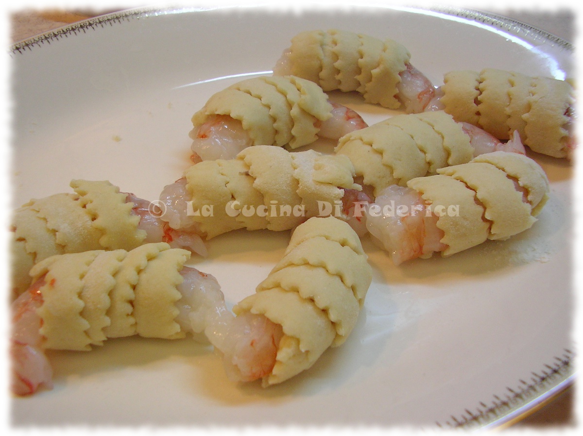 Cornetti di pasta ripiena in crema di peperoni