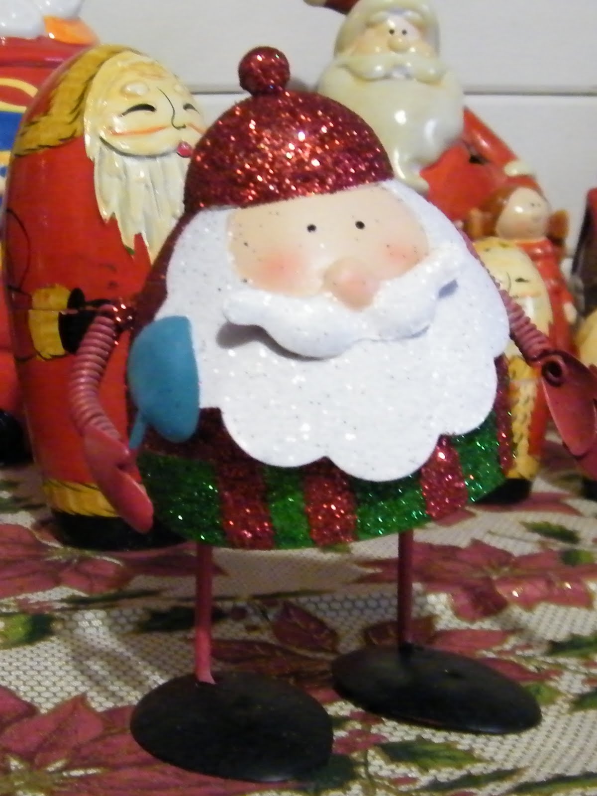 Valita's Creative Designs : Glittery punch Santa