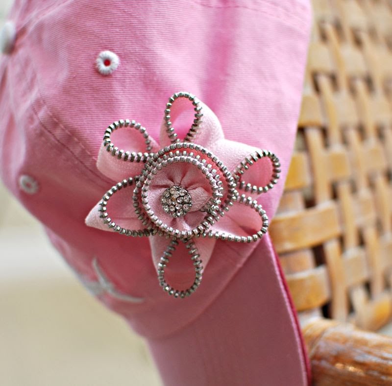 Material Girls Quilts: Zippers, a fun funky embellishment!