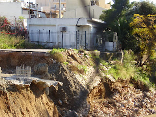 tiposkitrinos: ΤΟ ΚΤΙΣΜΑ ΣΤΗ ΚΟΙΤΗ ΤΟΥ ΠΟΤΑΜΟΥ ΠΟΥ ΚΑΘΥΣΤΕΡΕΙ ΤΟ ...