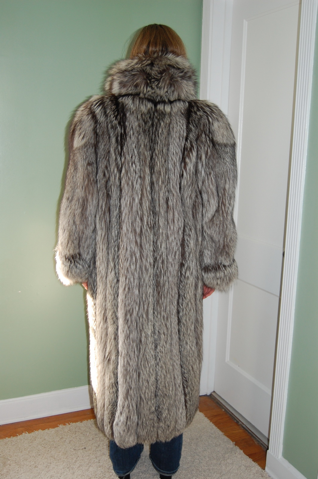 LA FOURRURE: Silver fox fur coat Modele is Jena