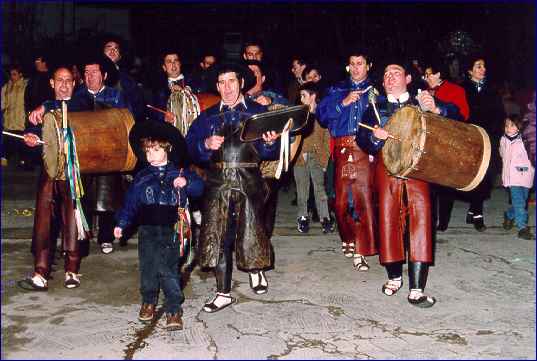 CORROBLA DE BAILES TRADICIONALES: LA ZAMBOMBA ESTÁ RONCA...