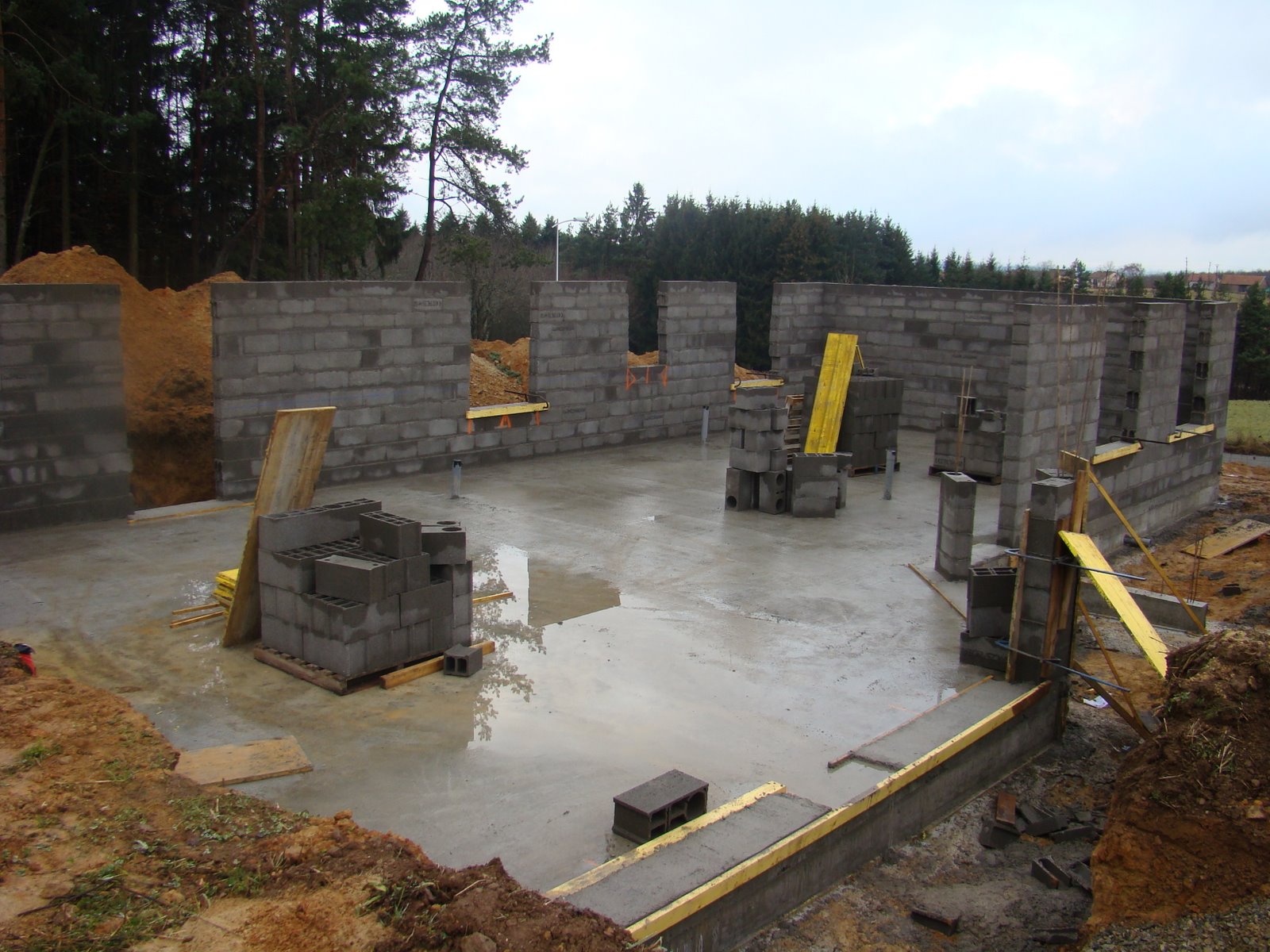 Voici la construction de notre maison: Début du montage des parpaings