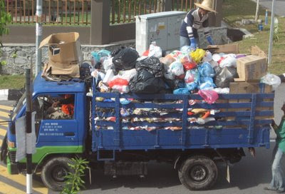 Lakaran Musim Bunga: Lori sampah itu bergerak