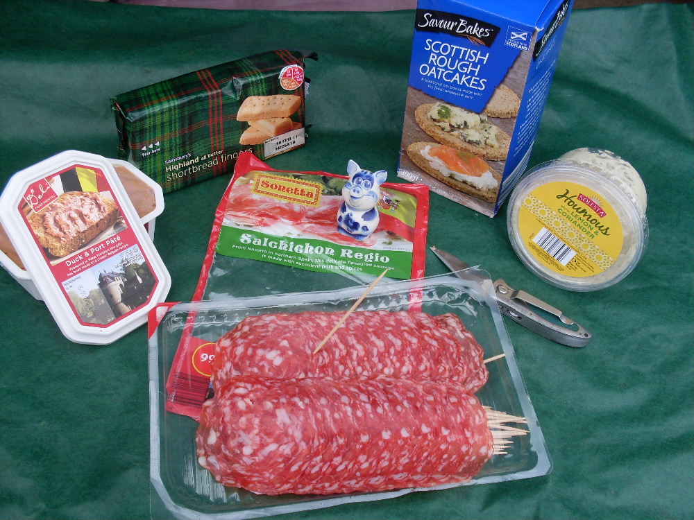 Pork Pie News: Canapés on Swardeston Common