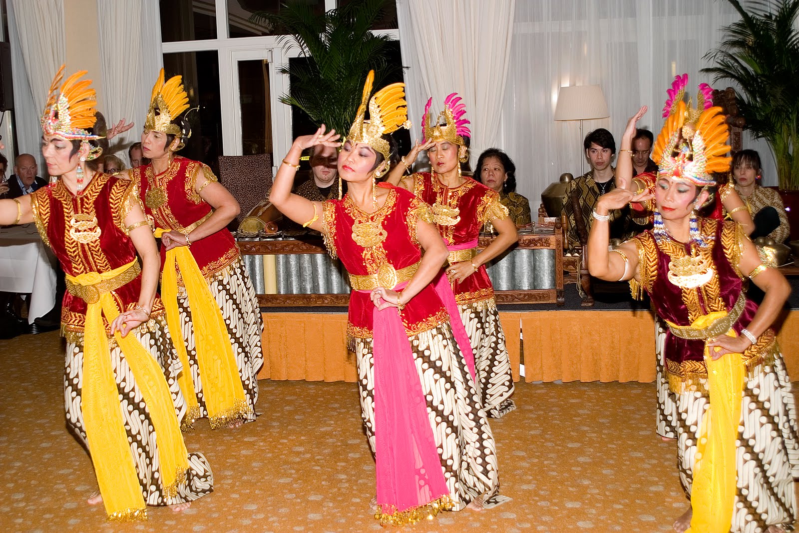 Javaanse danseres: De Gordel van Smaragd In Noordwijk aan Zee - Javaanse dans en gamelan