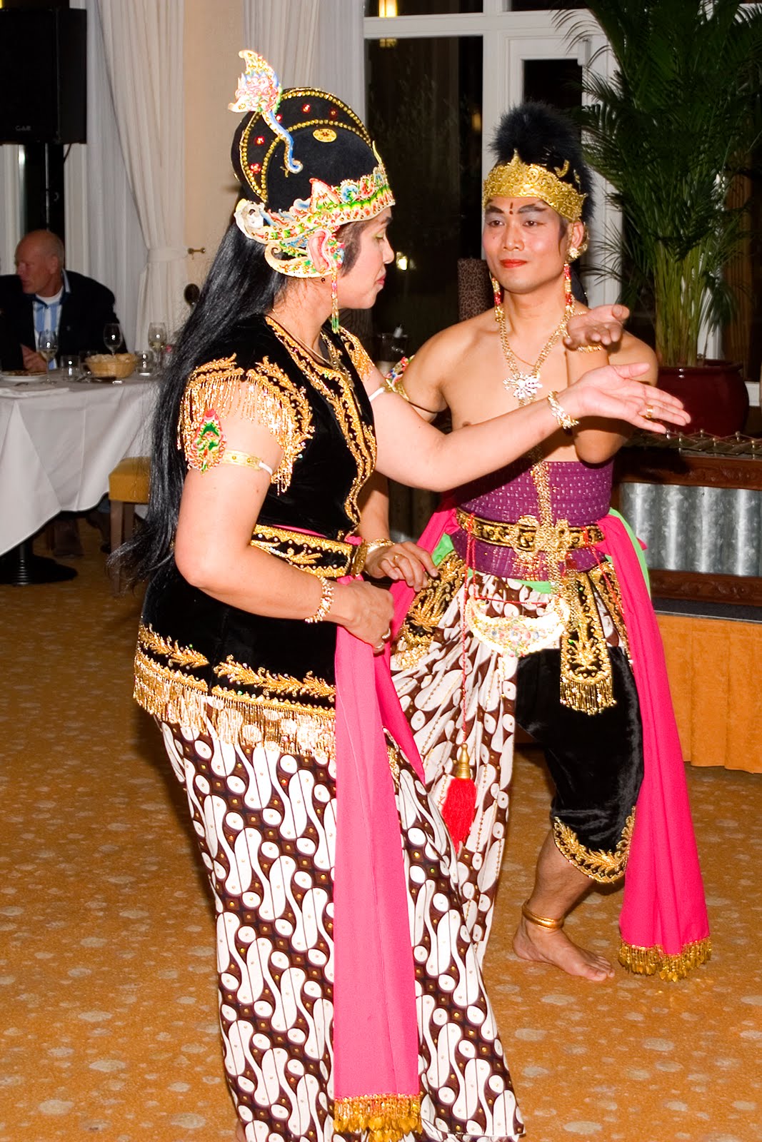 Javaanse danseres: De Gordel van Smaragd In Noordwijk aan Zee - Javaanse dans en gamelan