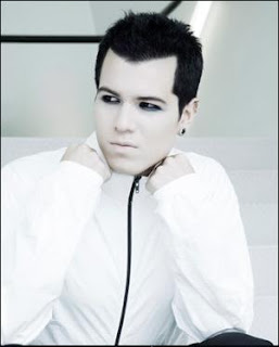 LAURA'S SPACE: TOMAS MANZI