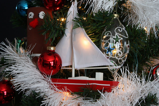 The Yellow Cape Cod: Nautical Christmas 2010