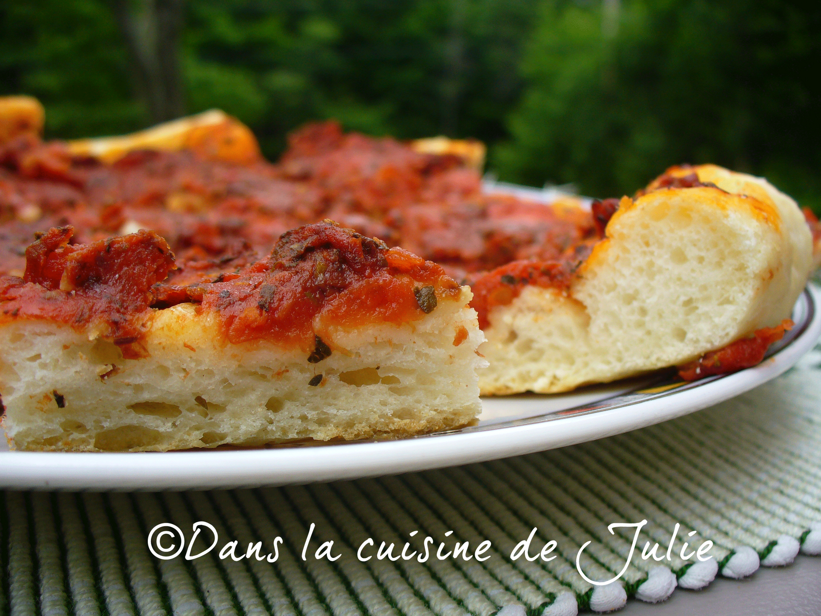 DANS LA CUISINE DE JULIE: Pizza froide aux tomates