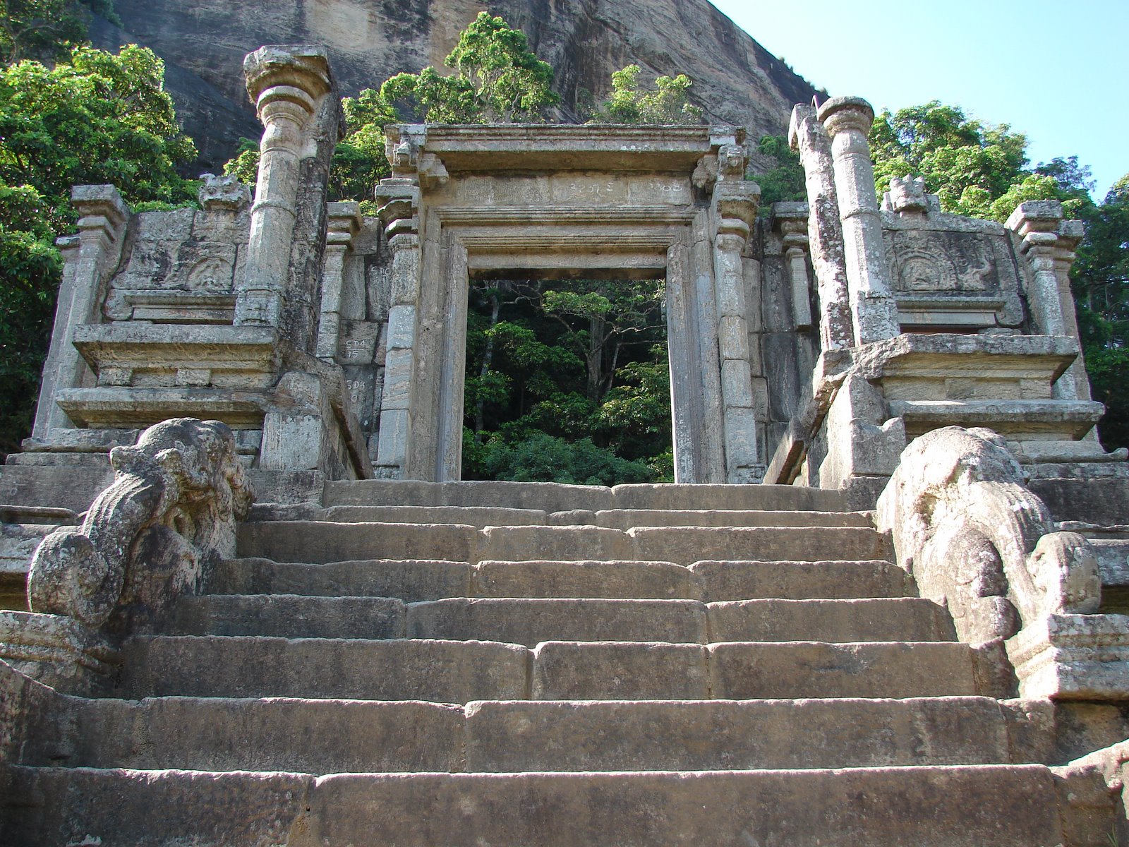 asanka107: Yapahuwa kindom