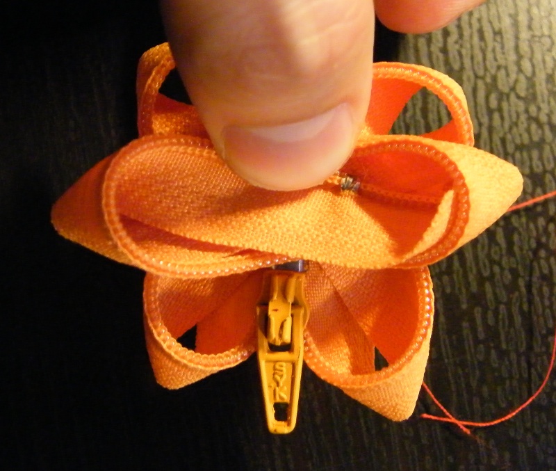 Figaflors i Braves: Zipper Brooch Tutorial