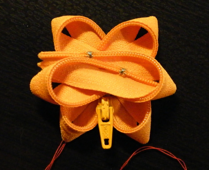 Figaflors i Braves: Zipper Brooch Tutorial