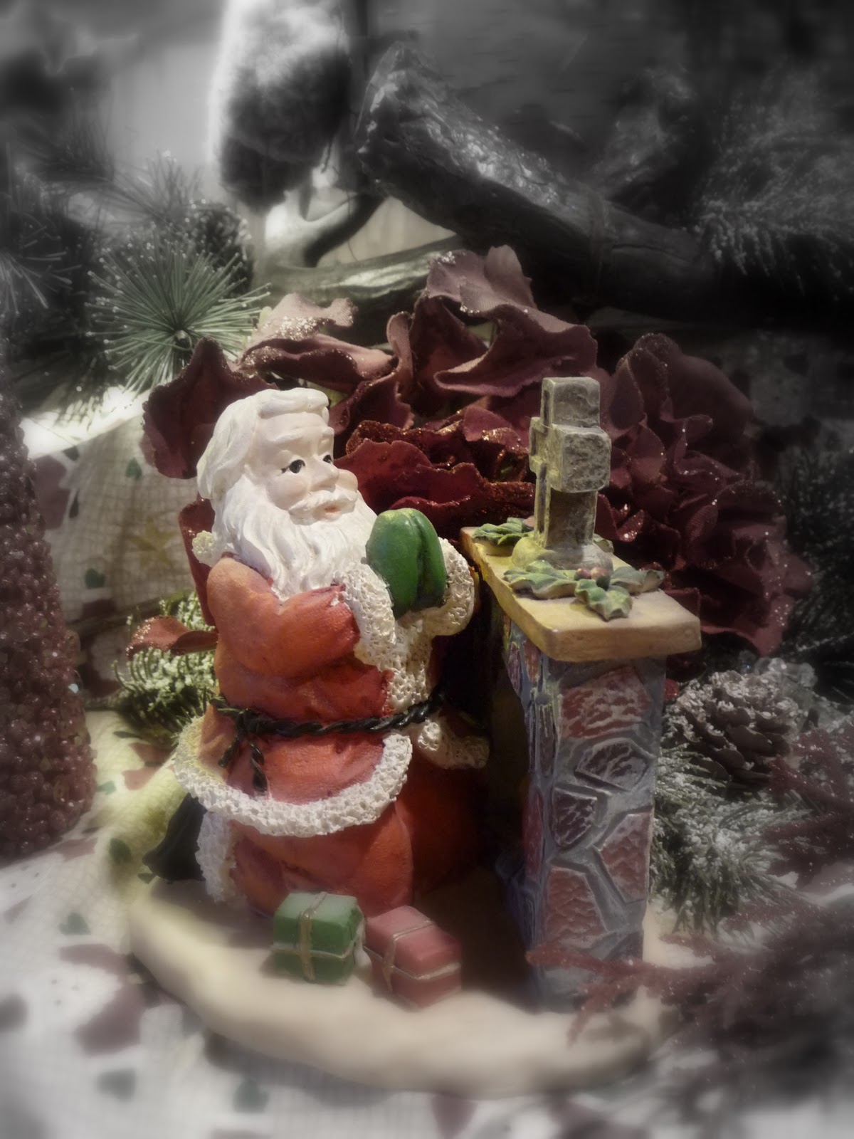 Heirlooms: Holiday Home Christmas Vignette