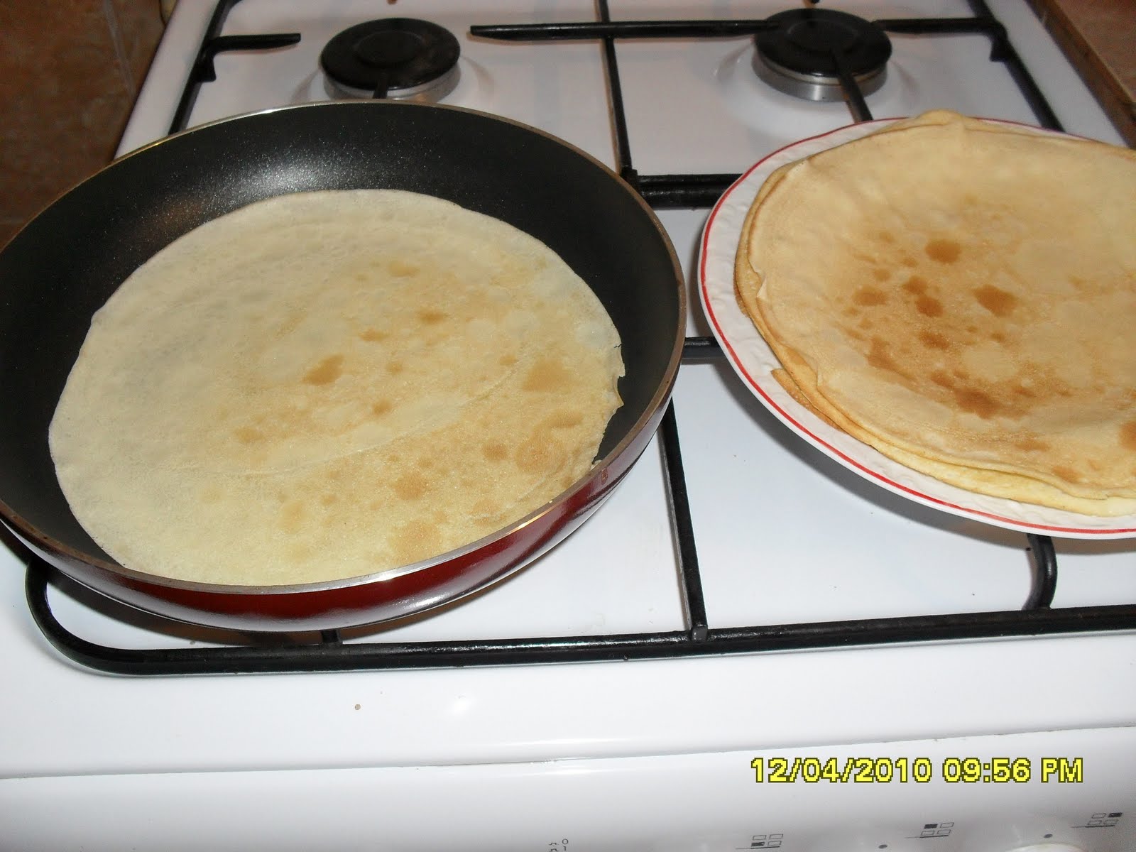 La gospodina... EVELINA...: Clatite cu gem de caise