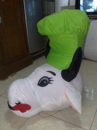 RAJA BONEKA: Maskot Baso kepala sapi