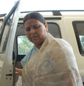 View Patna: Rabri Devi on her way to attend Bihar Assembly session