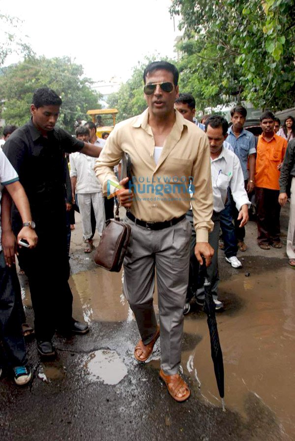 Wallpaper World: Akshay Kumar Promotes Khatta Meetha By Inspecting The ...